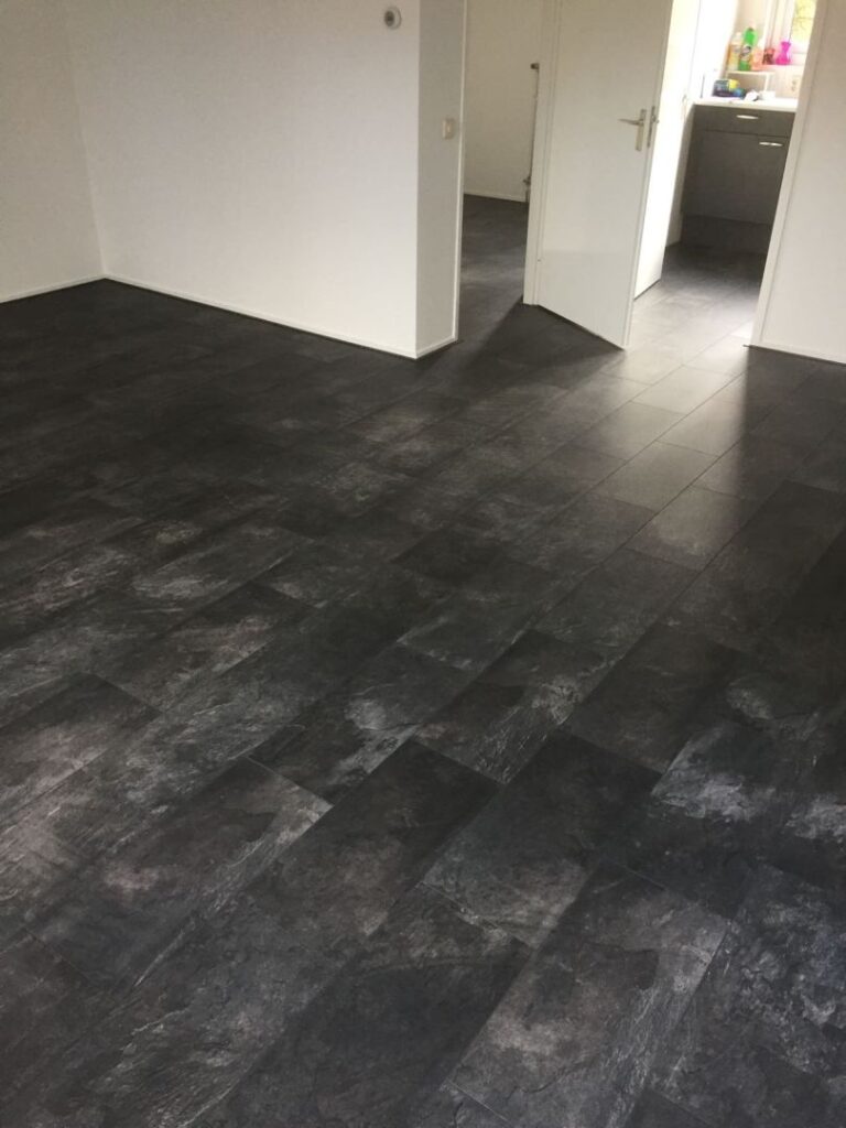 Dit is een tegel laminaat van 30cm breed en 8mm dik. Deze tegels hebben ...